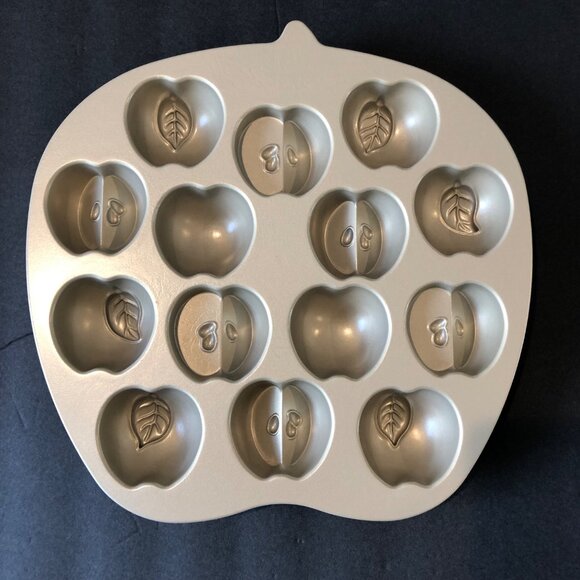 Nordic Ware | Kitchen | Williams Sonoma Fall Harvest Apple Cakelet Pan ...